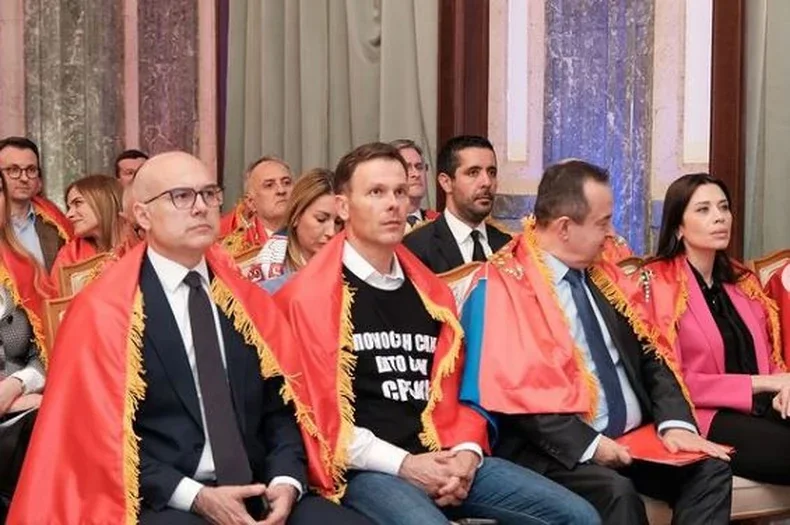 Vučić se ogrnuo zastavom Srbije u Generalnoj skupštini UN-a; I članovi srpske vlade ogrnuti ...