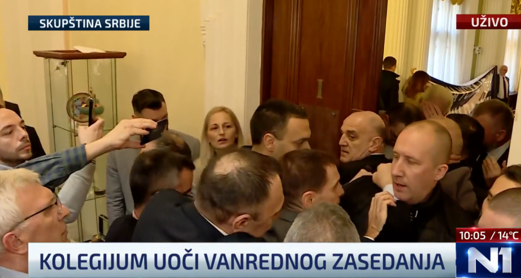 Haos u Skupštini Srbije: Poslanici koalicije NADA pokušavaju da prekinu kolegijum, upali u salu ...